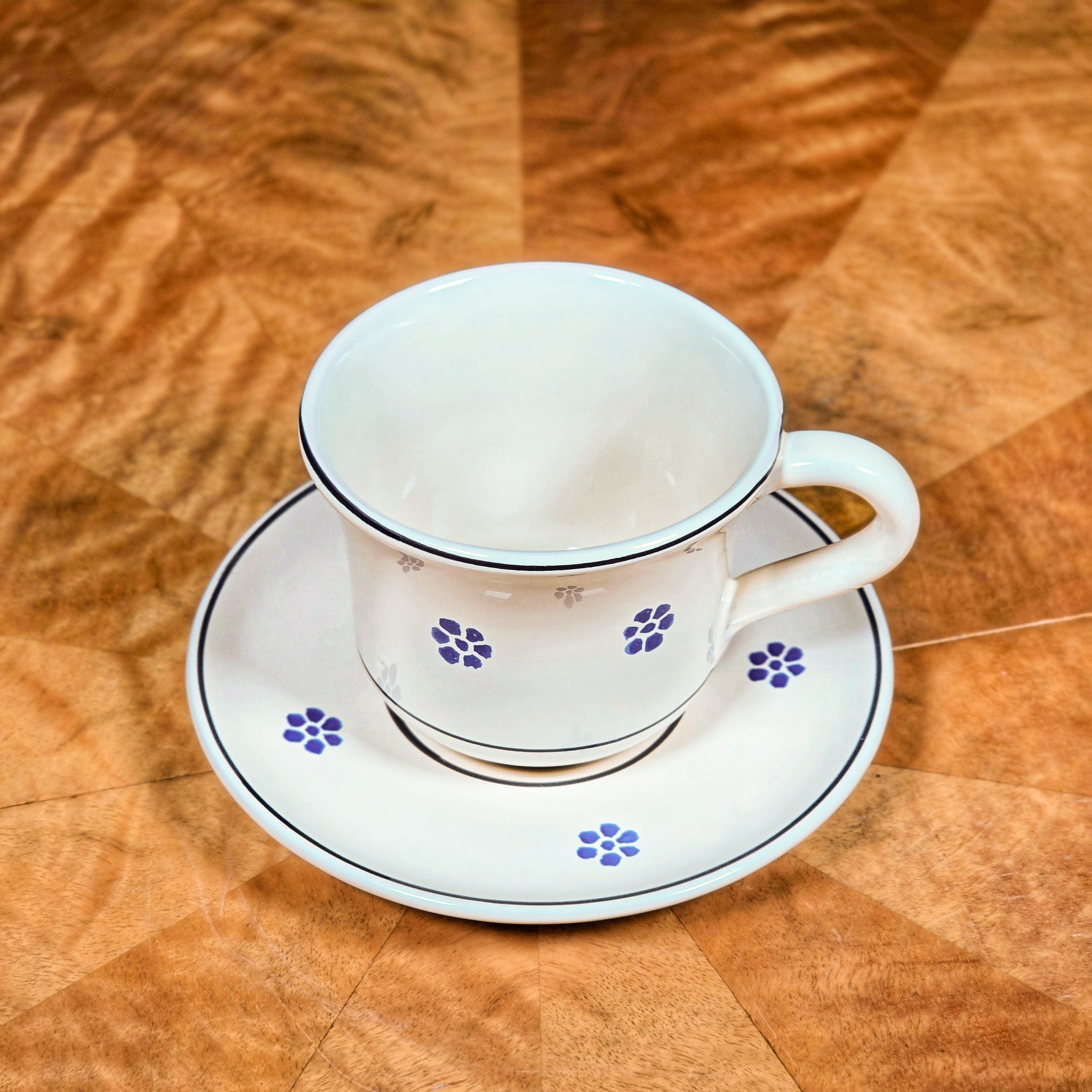 Italienische Terrakotta-Tassen mit Blumenmotiv